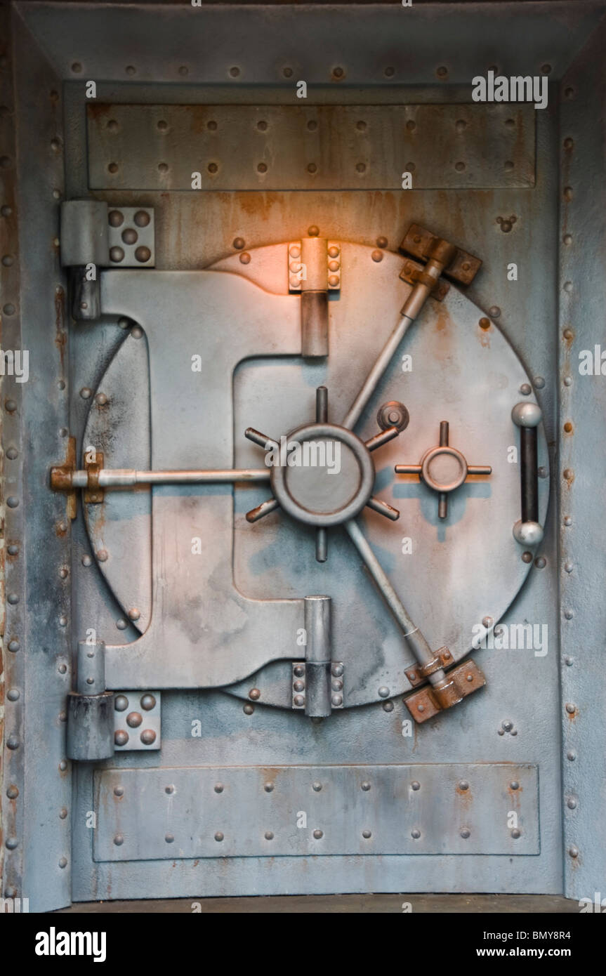 Safe door hi-res stock photography and images - Alamy
