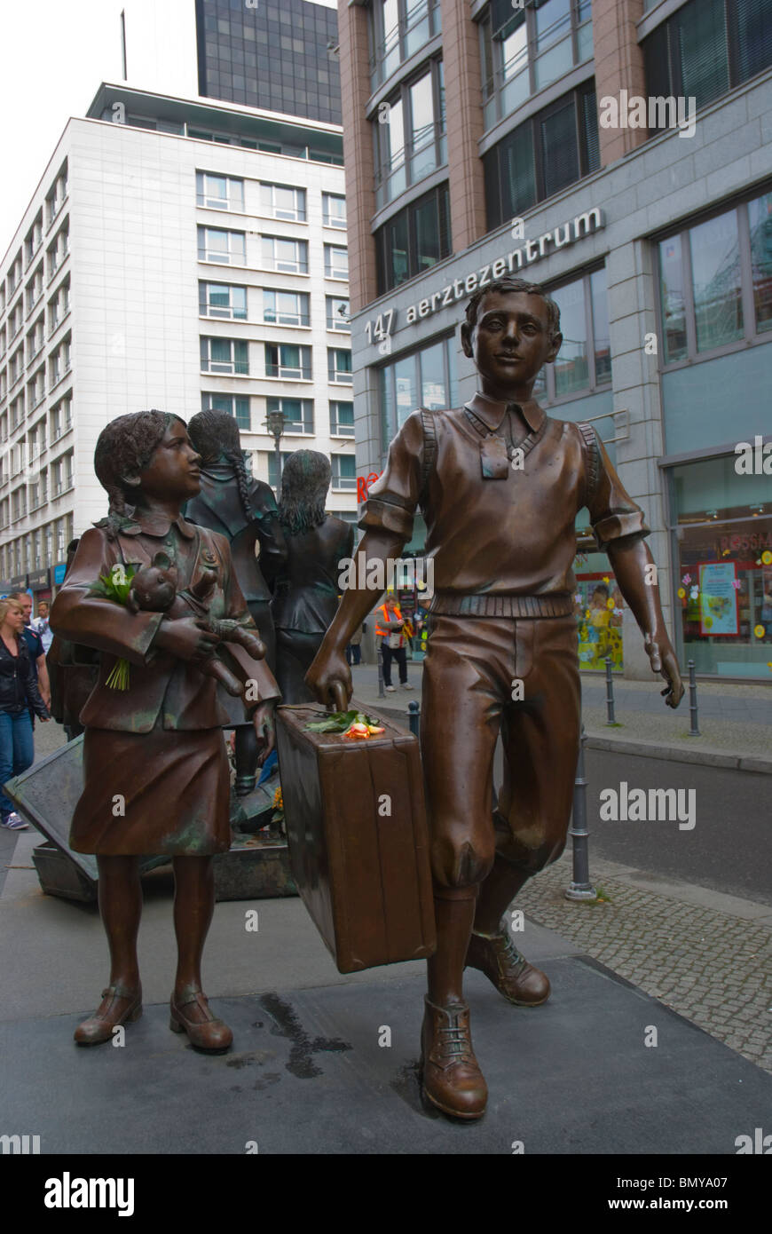 Children public statue hi-res stock photography and images - Alamy