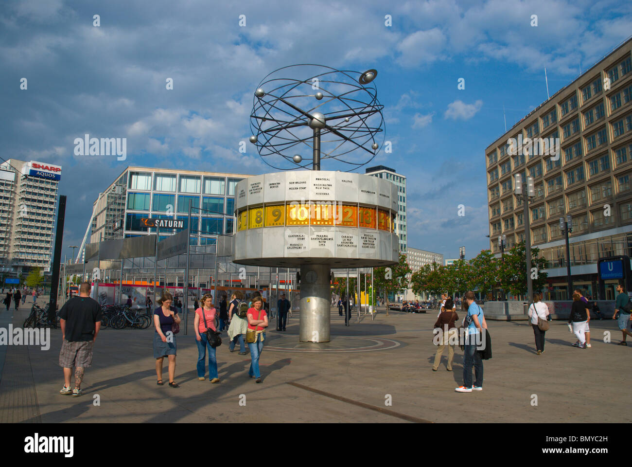 Busy street clock stand hi-res stock photography and images - Alamy