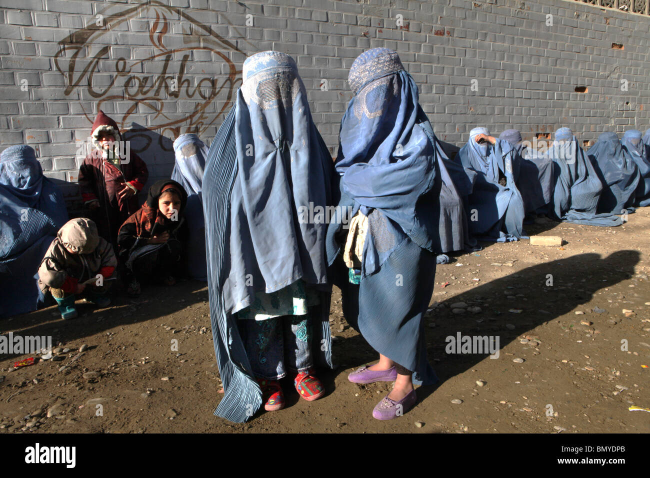 Afghan women and girls wearing a burqa in Kabul Stock Photo - Alamy