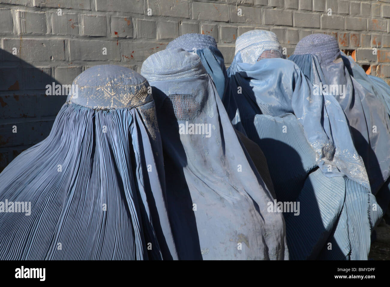 Afghan women and girls wearing a burqa in Kabul Stock Photo - Alamy