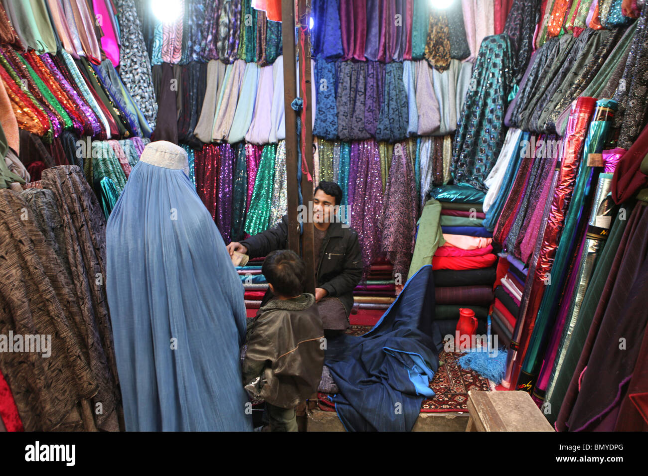 Afghan women and girls wearing a burqa in Kabul Stock Photo - Alamy