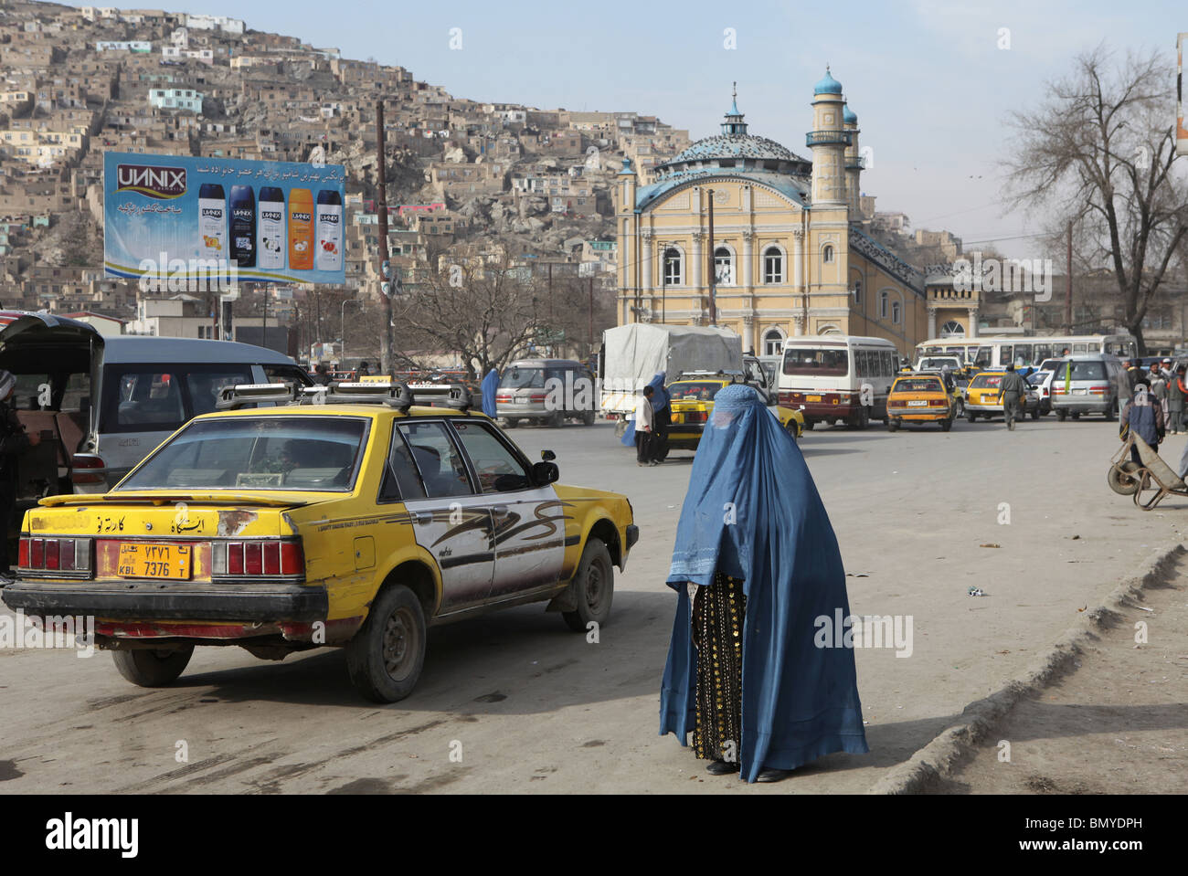 Afghan women and girls wearing a burqa in Kabul Stock Photo - Alamy