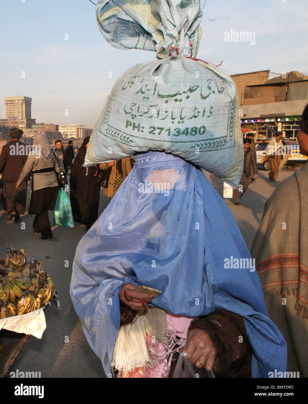 Afghan women and girls wearing a burqa in Kabul Stock Photo - Alamy