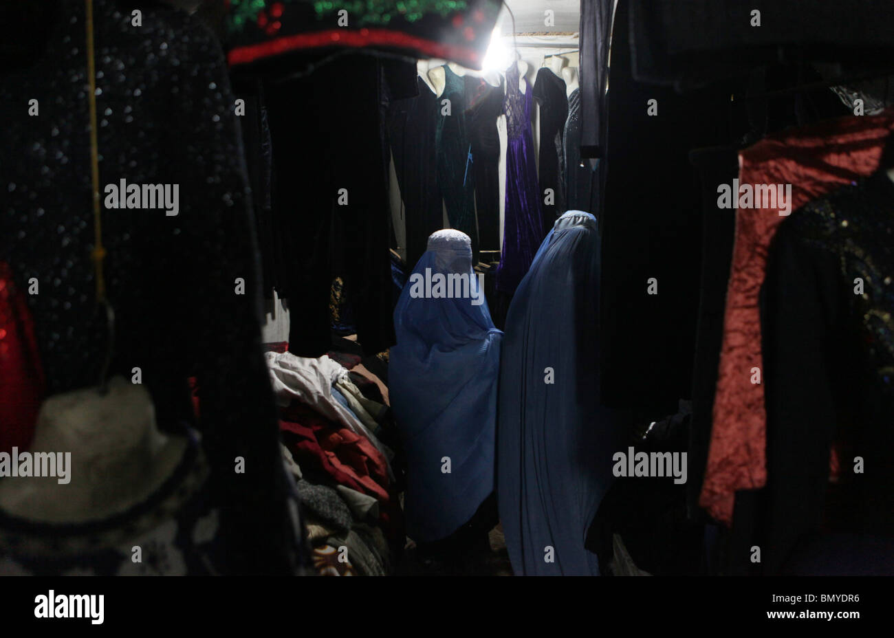 Afghan women and girls wearing a burqa in Kabul Stock Photo - Alamy
