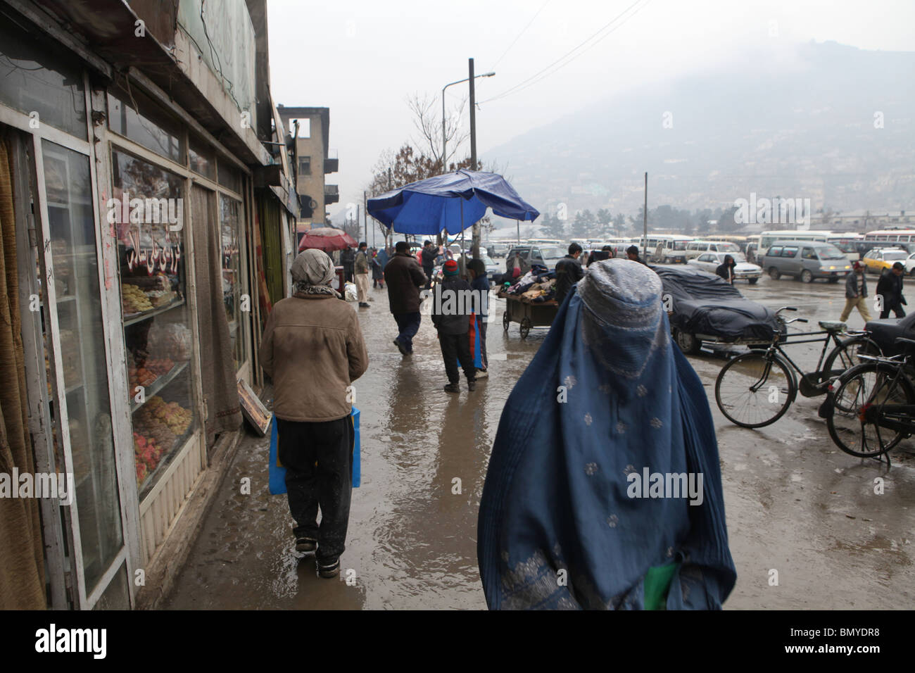Afghan women and girls wearing a burqa in Kabul Stock Photo - Alamy