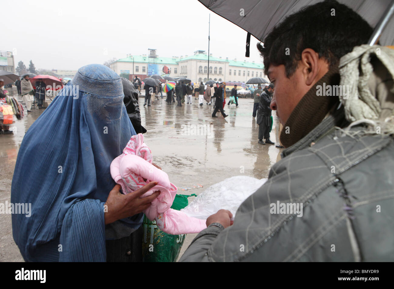 Afghan women and girls wearing a burqa in Kabul Stock Photo - Alamy
