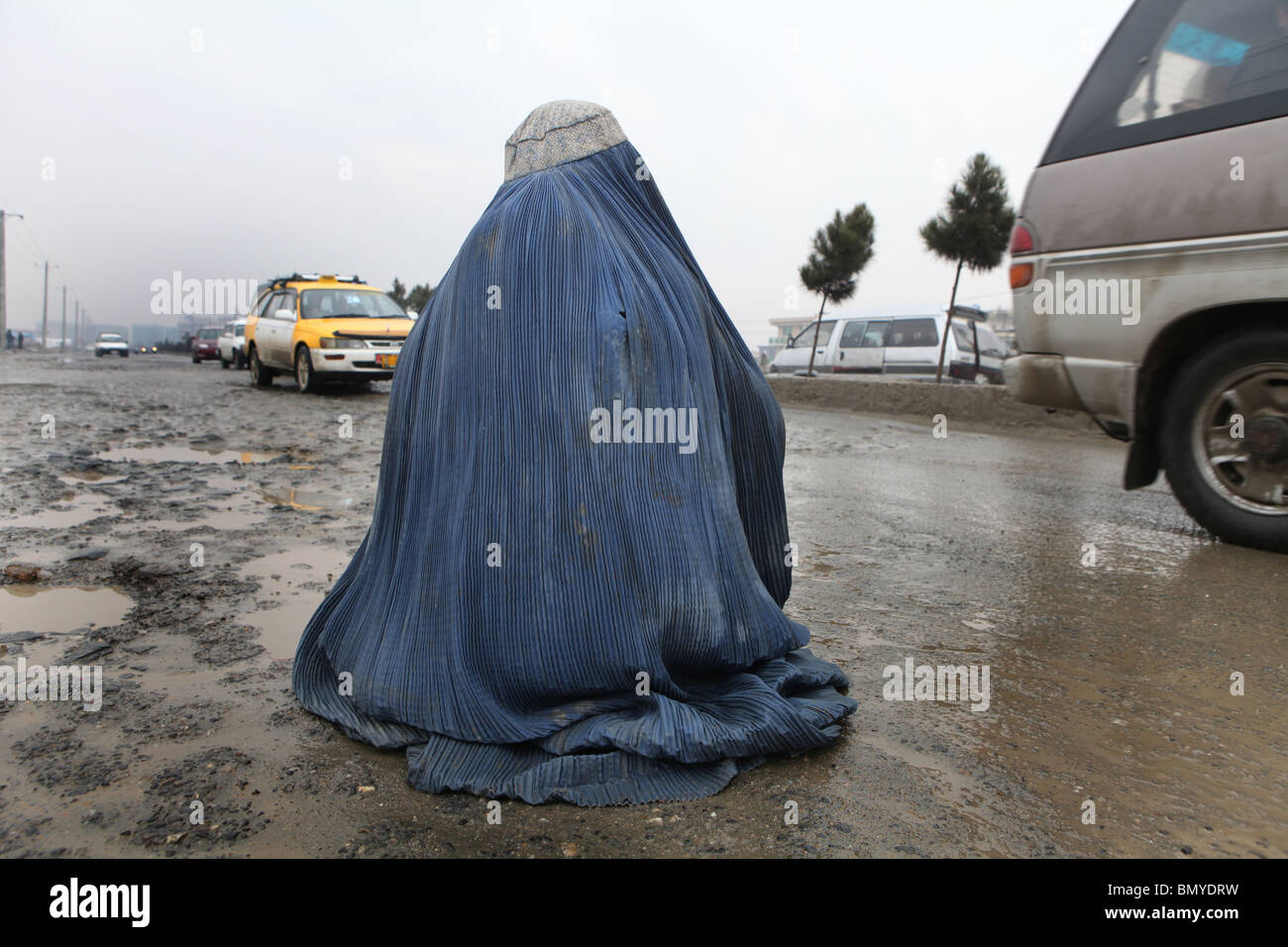 Afghan women and girls wearing a burqa in Kabul Stock Photo - Alamy