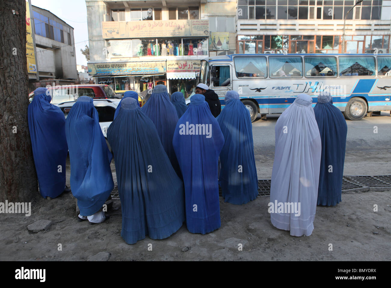 Afghan women and girls wearing a burqa in Kabul Stock Photo - Alamy