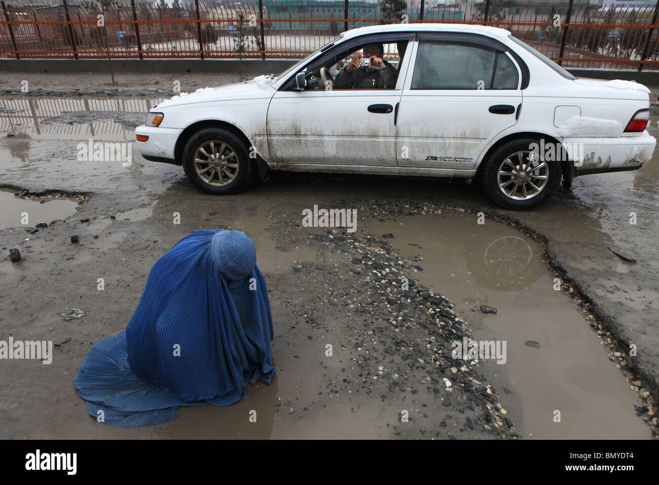 Afghan women and girls wearing a burqa in Kabul Stock Photo - Alamy