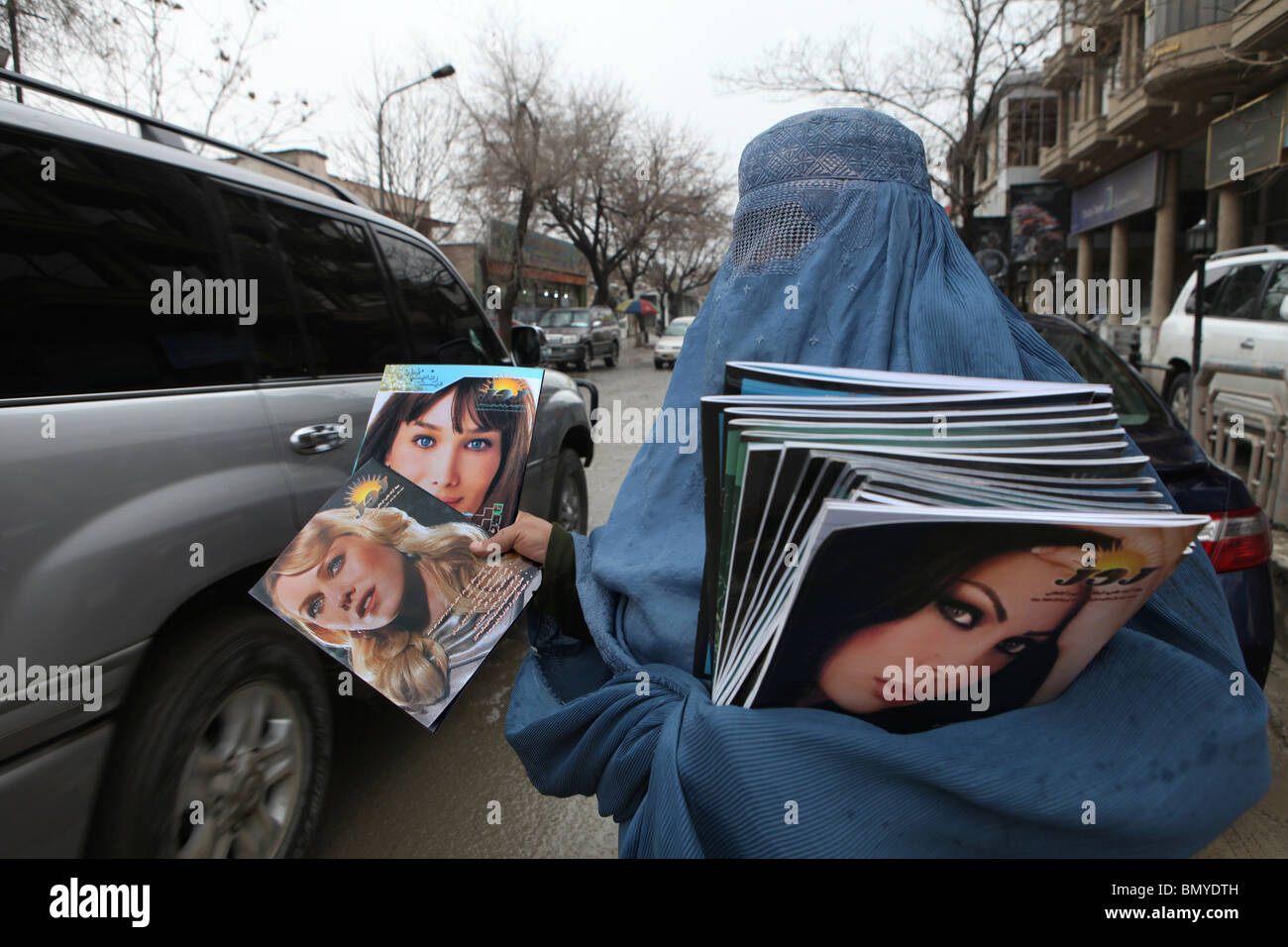 Afghan women and girls wearing a burqa in Kabul Stock Photo - Alamy