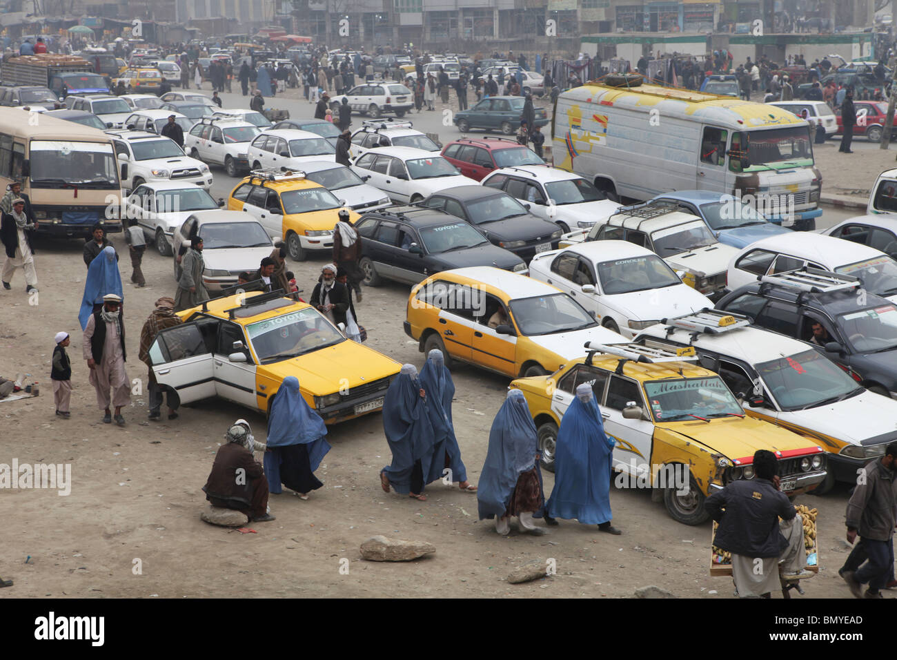 Afghan women and girls wearing a burqa in Kabul Stock Photo - Alamy