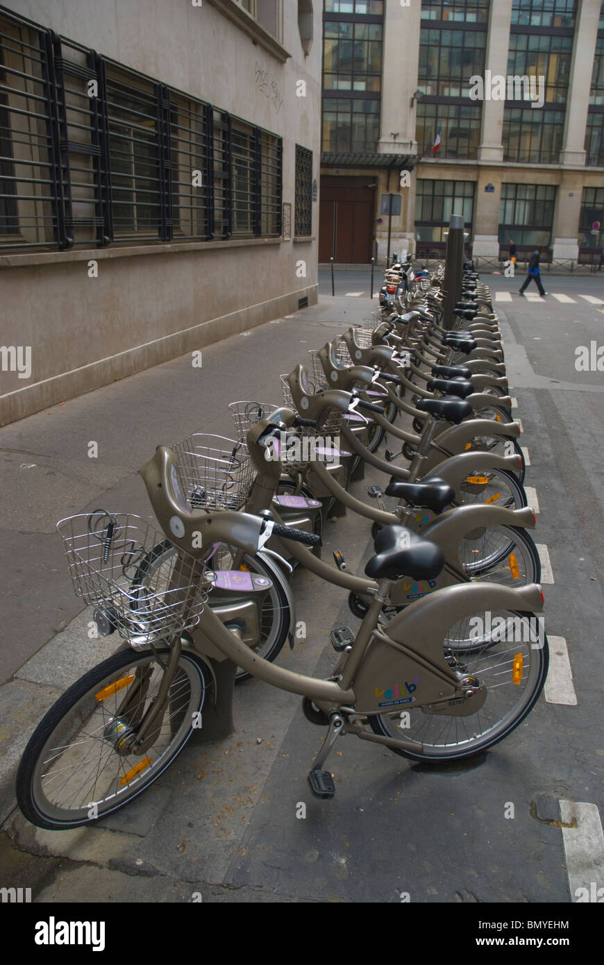 Bicycle rent paris hi-res stock photography and images - Alamy