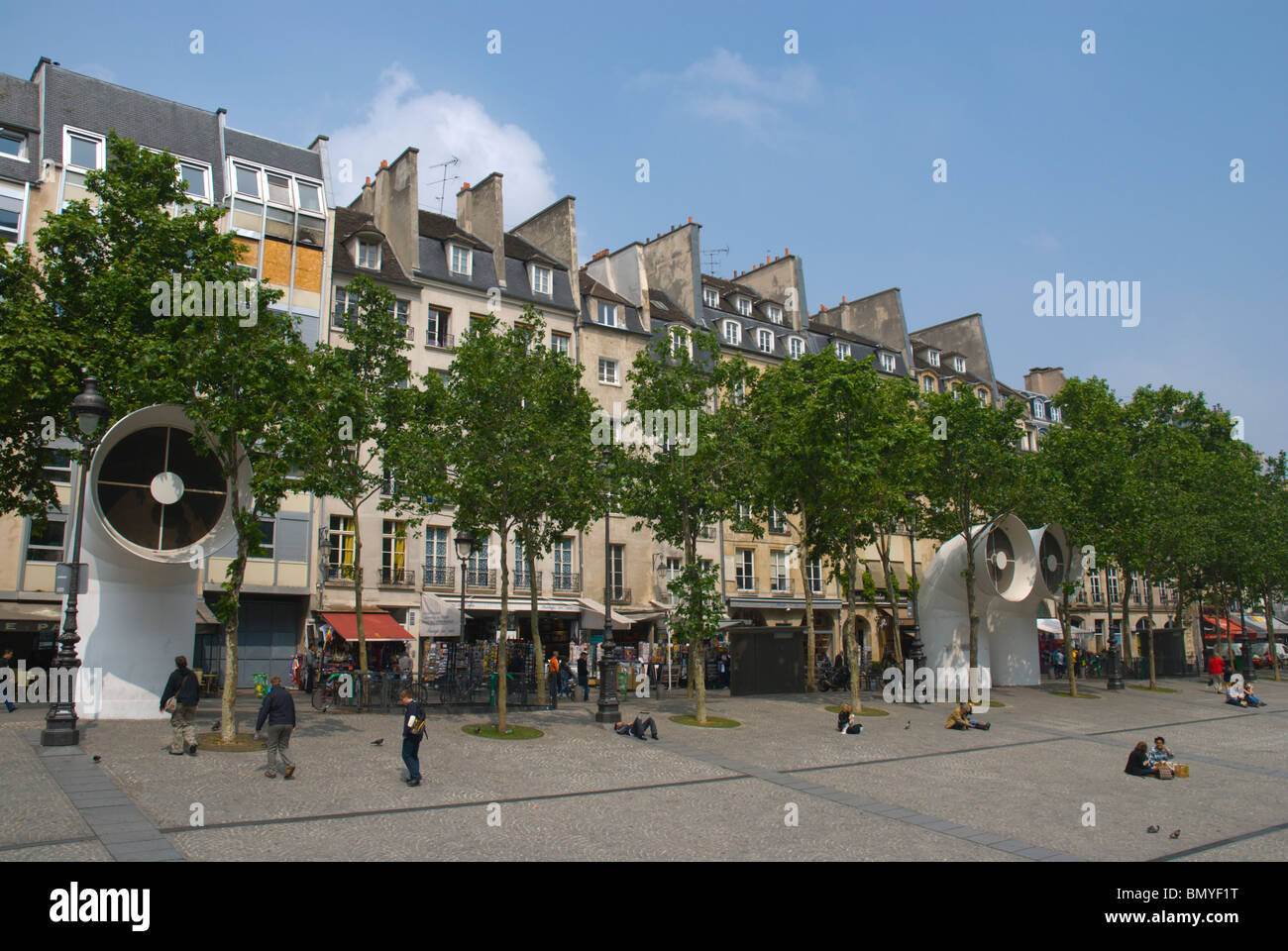Square in front of Centre Pompidou Le Marais district central Paris ...