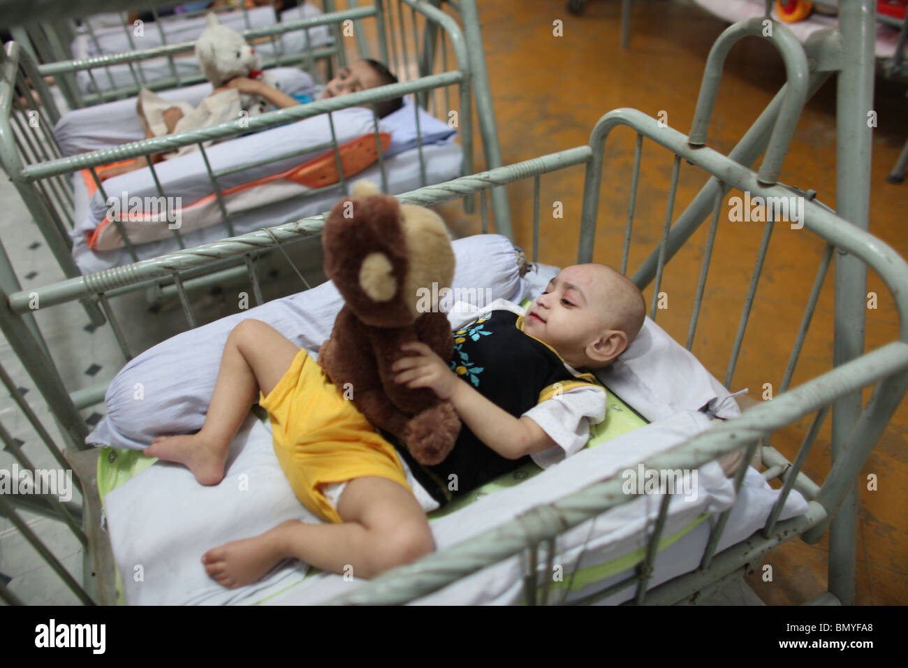Homeless child karachi hi-res stock photography and images - Alamy