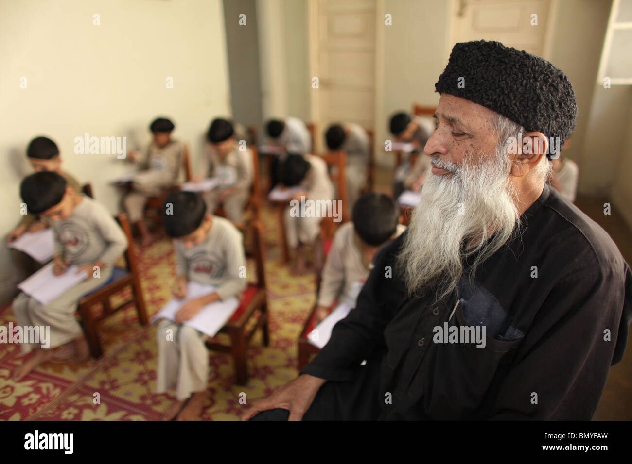 Old pakistani man with white beard hi-res stock photography and images ...