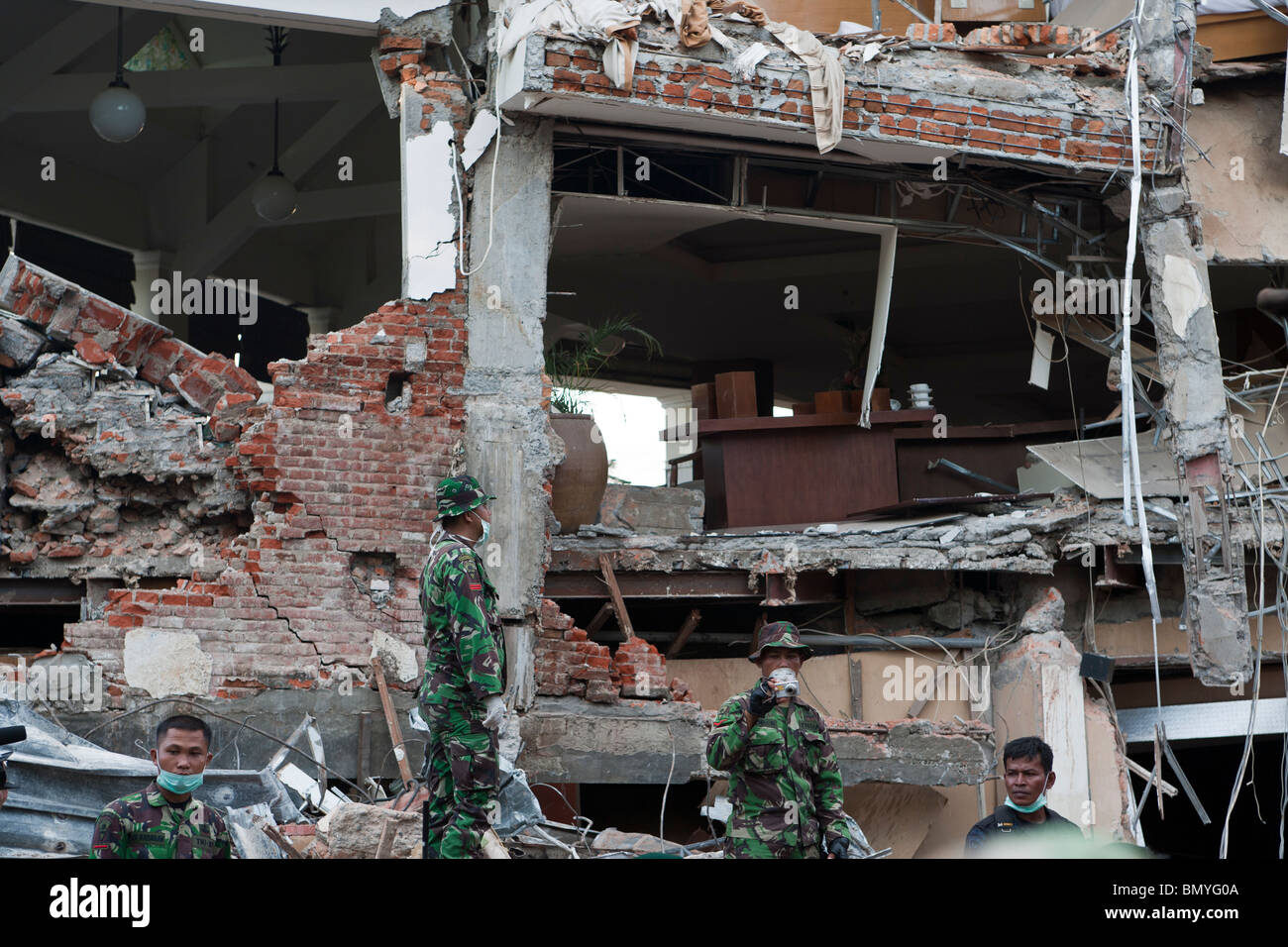 Memebers of the INdonesian military search the rubble of the Ambacang ...