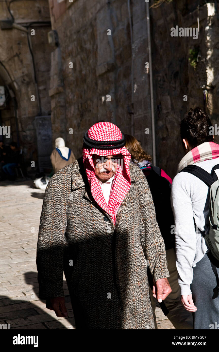 Arab man wearing traditional kafia hi-res stock photography and images ...
