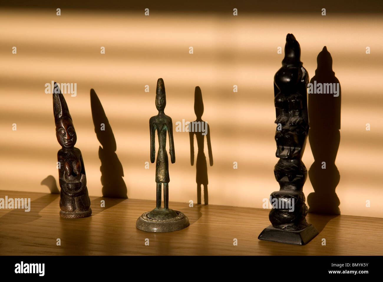 African artifacts hi-res stock photography and images - Alamy