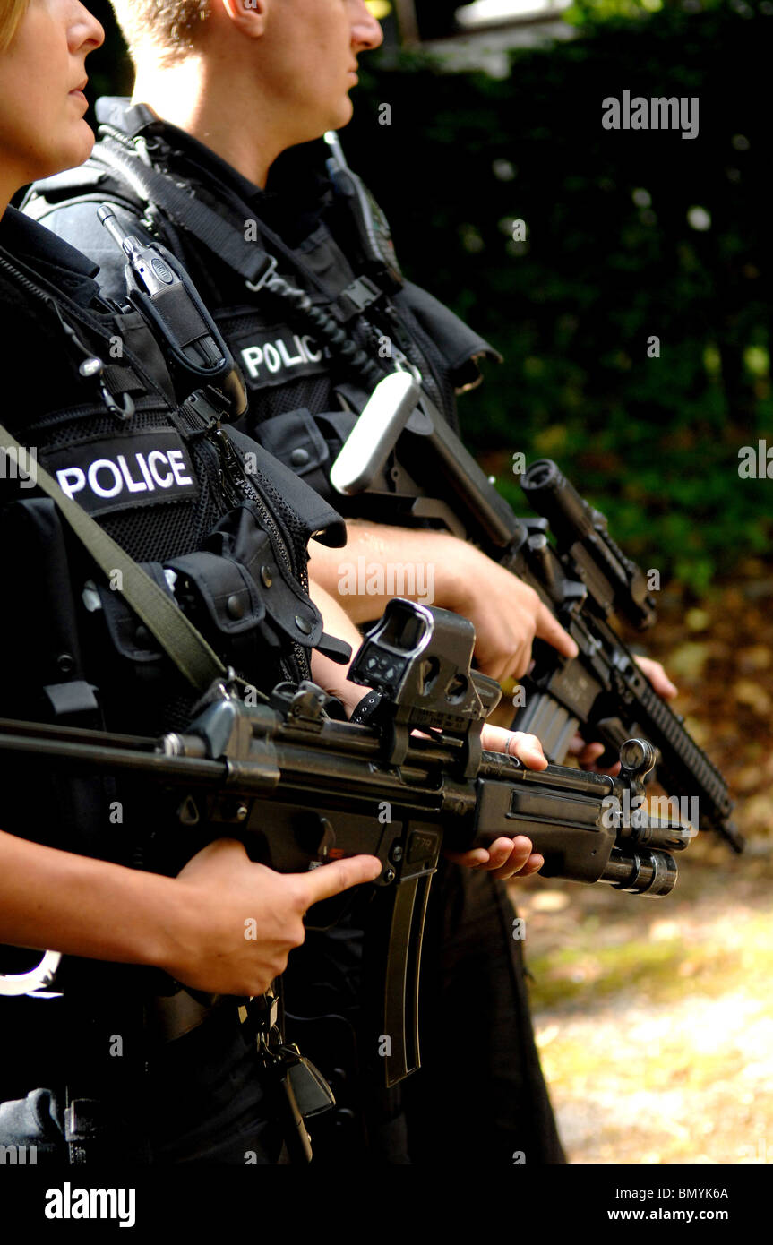 Armed police uk hi-res stock photography and images - Alamy