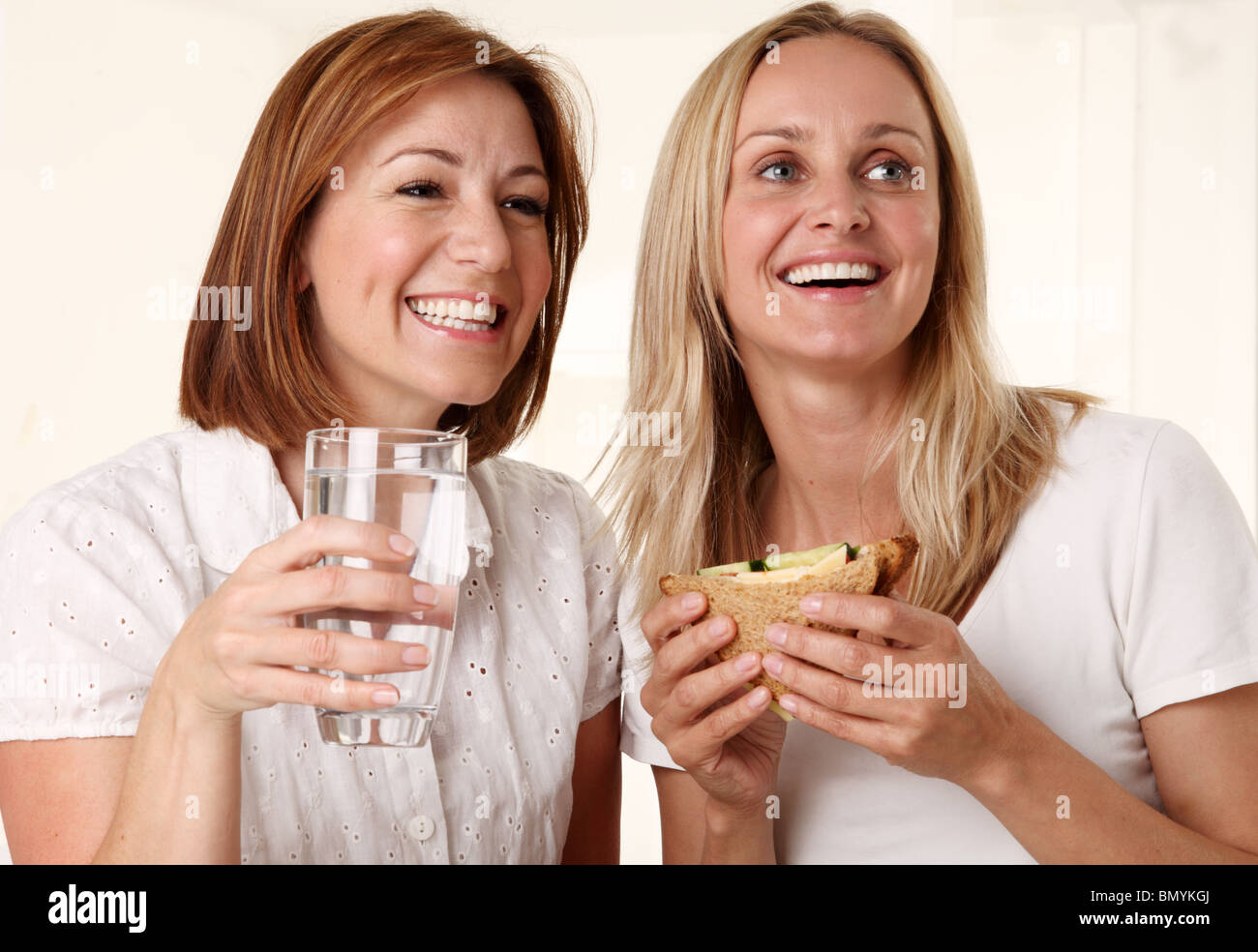 TWO WOMEN EATING LUNCH Stock Photo - Alamy