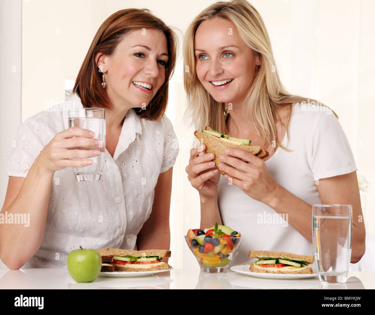 TWO WOMEN EATING LUNCH Stock Photo - Alamy