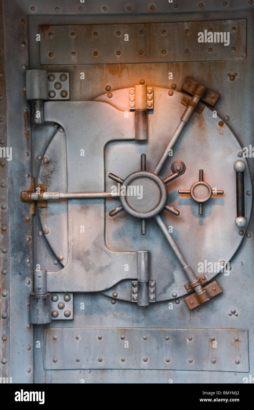 Safe door hi-res stock photography and images - Alamy