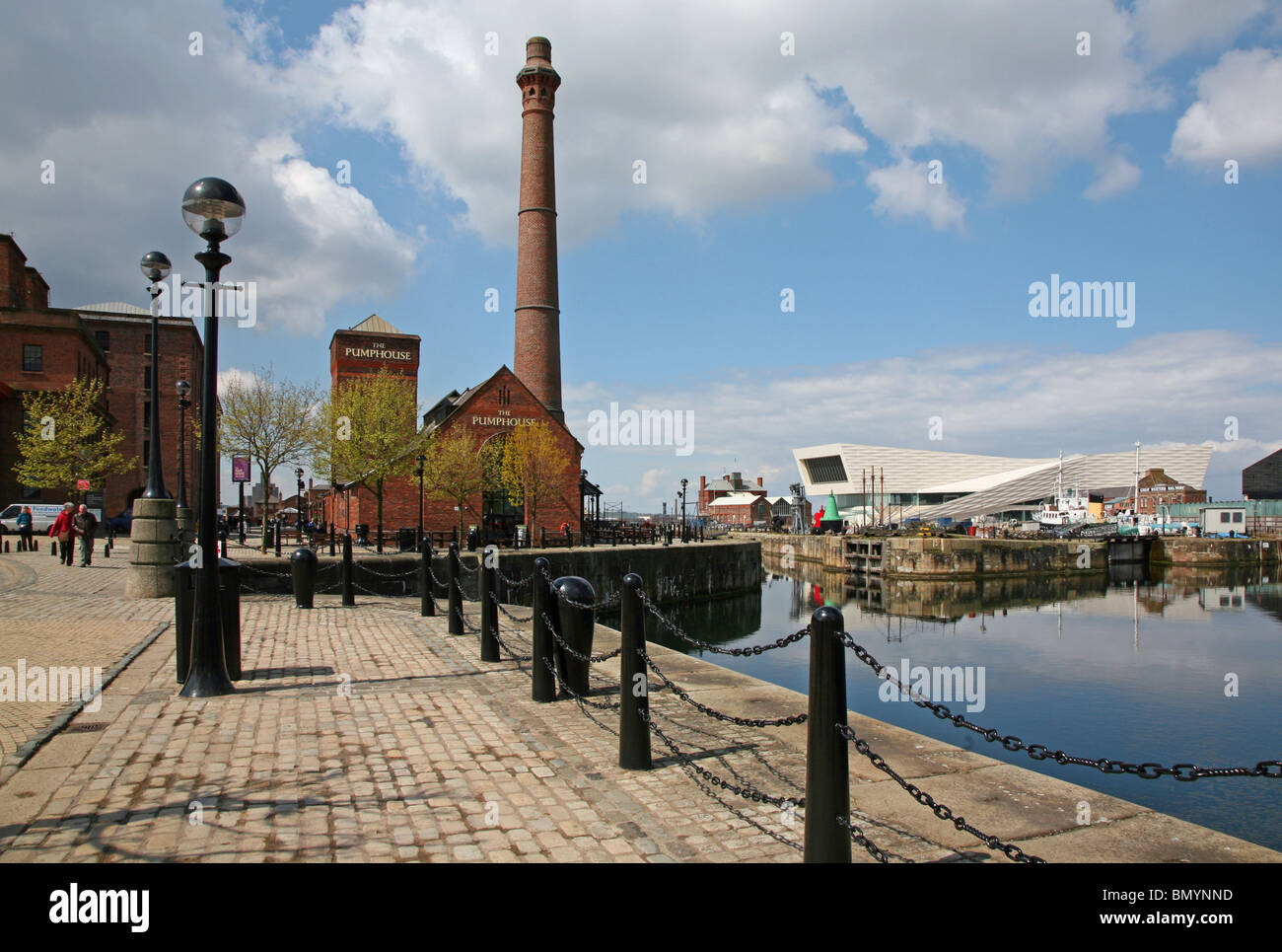 Liverpool - The Pumphouse Pub on Albert Dock by the River Mersey Stock ...