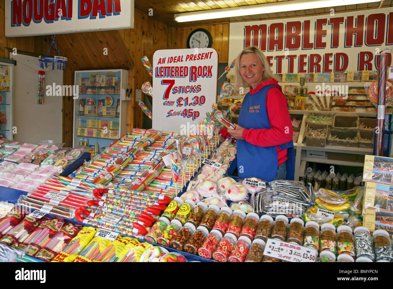 Assistant at work in the Mablethorpe Rock Company shop Stock Photo - Alamy