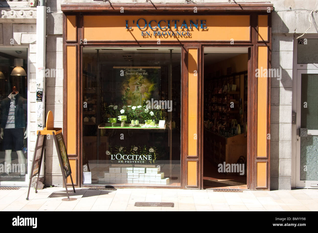 parfumerie perfume shop front window display sign Stock Photo - Alamy