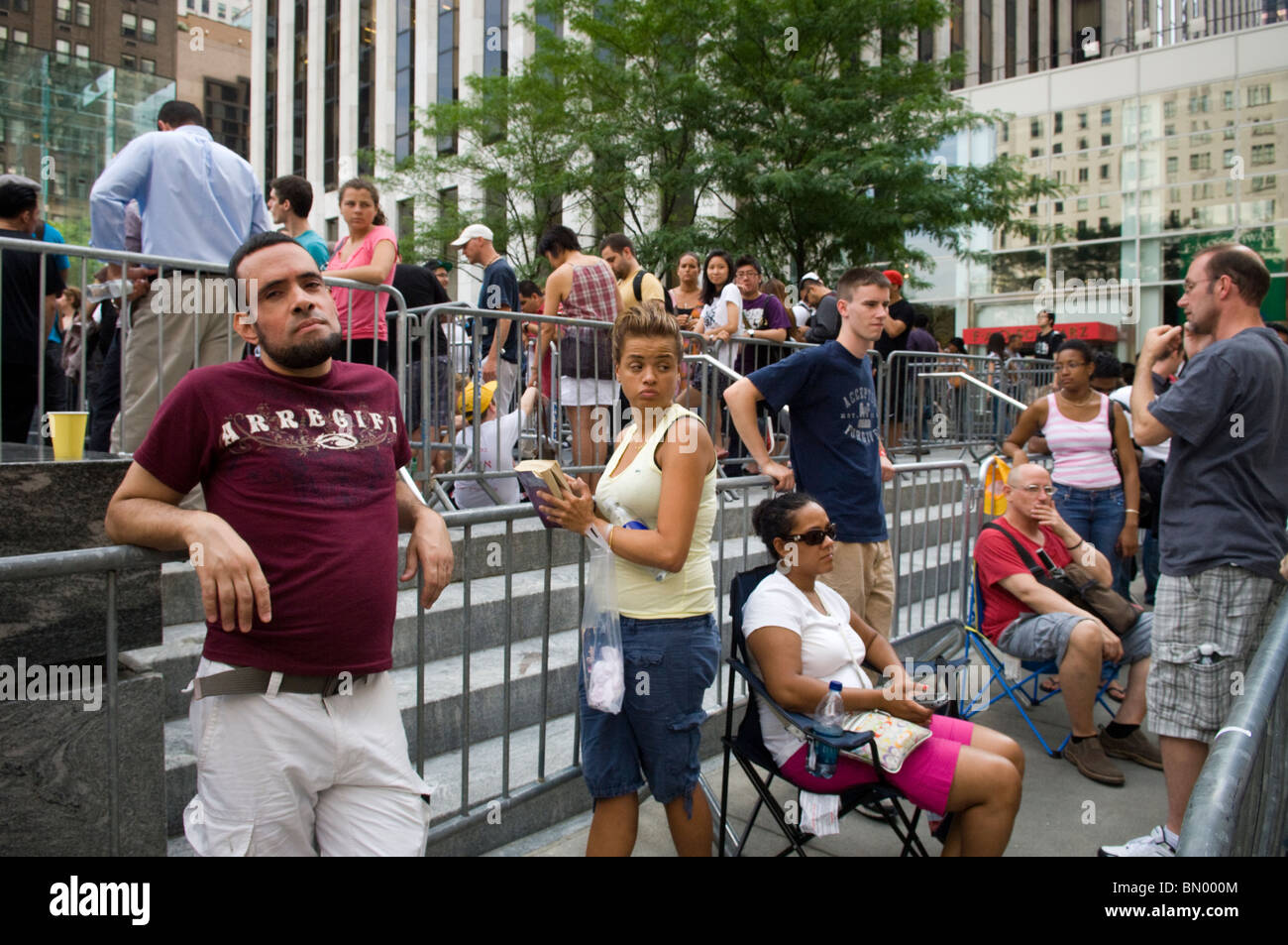 People line up to buy Apple's new iPhone 4 outside the Apple store on ...