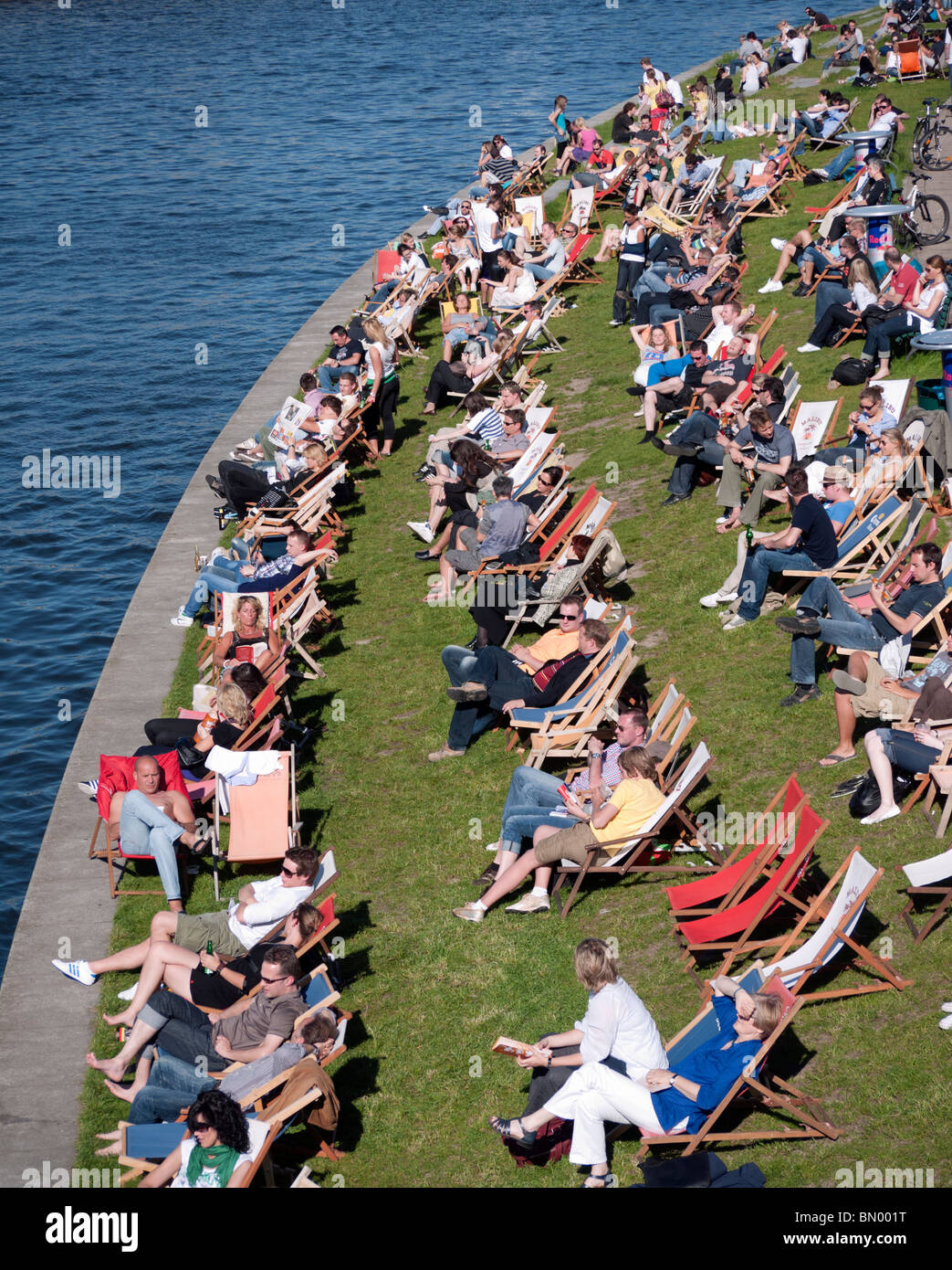 Waterside cafe hi-res stock photography and images - Alamy