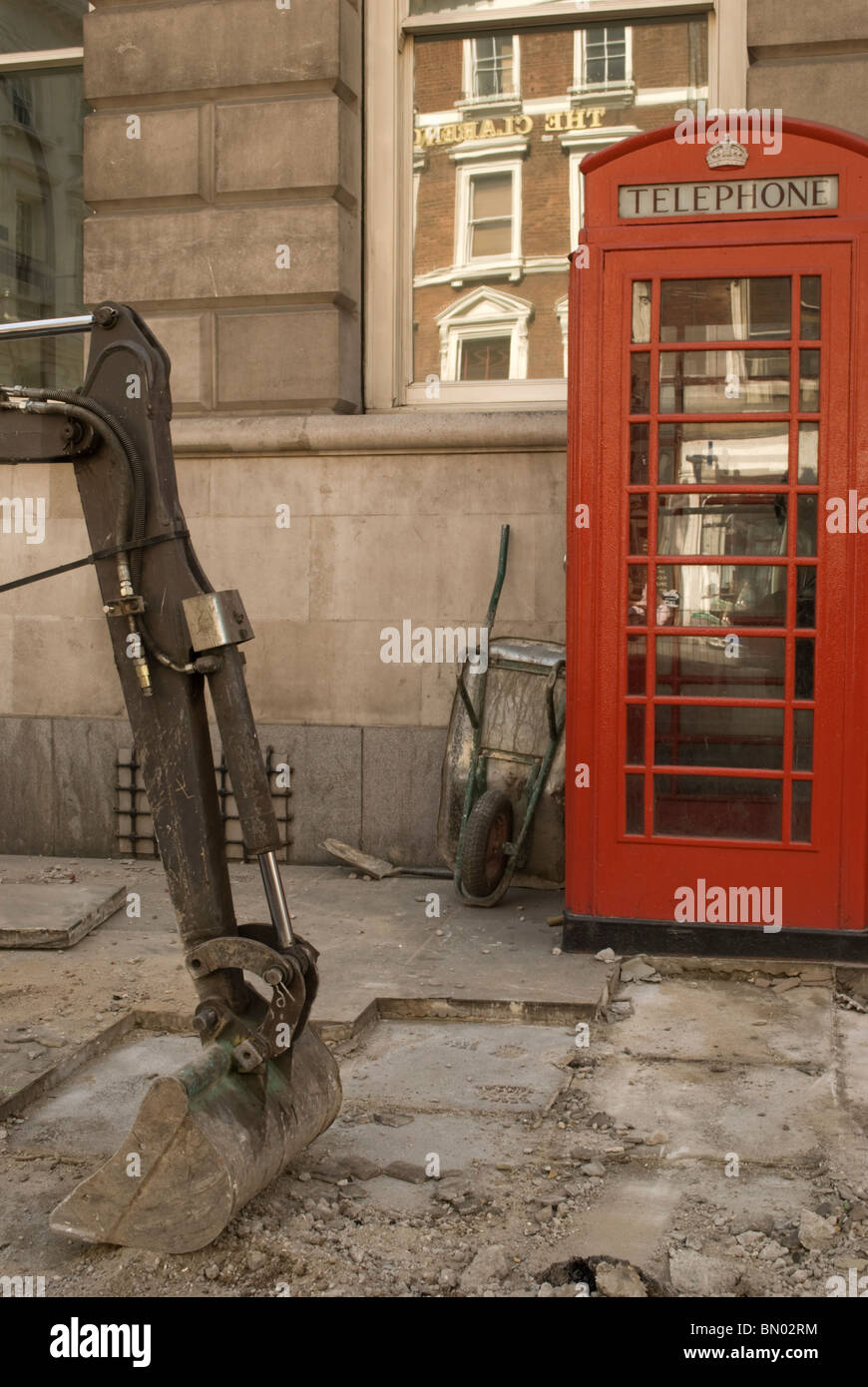 Red excavator hi-res stock photography and images - Alamy
