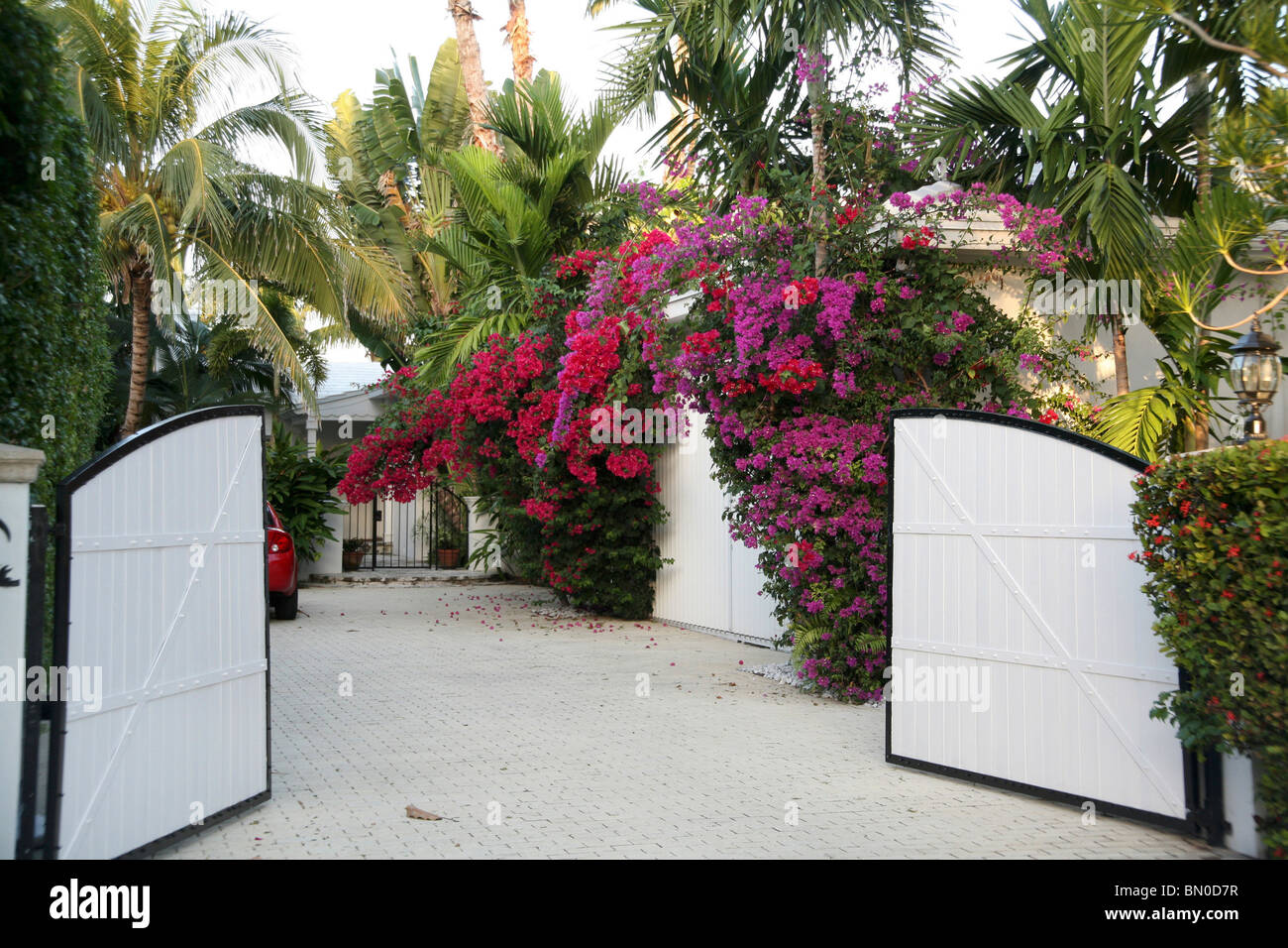Residential gated entrance hi-res stock photography and images - Alamy