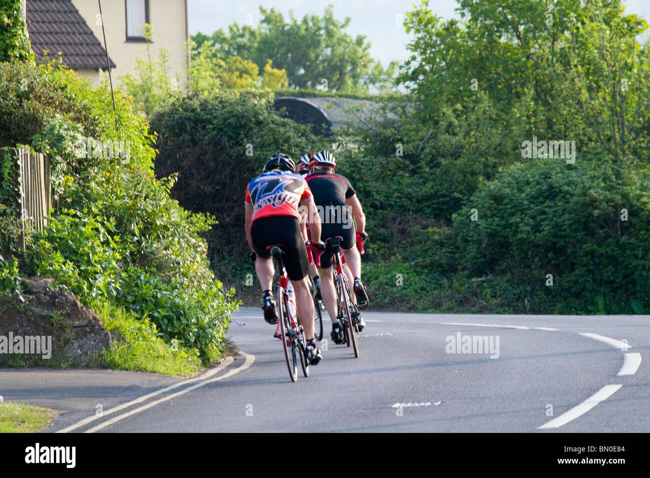 cycling cyclists team corner group sport bicycle bikes Stock Photo - Alamy