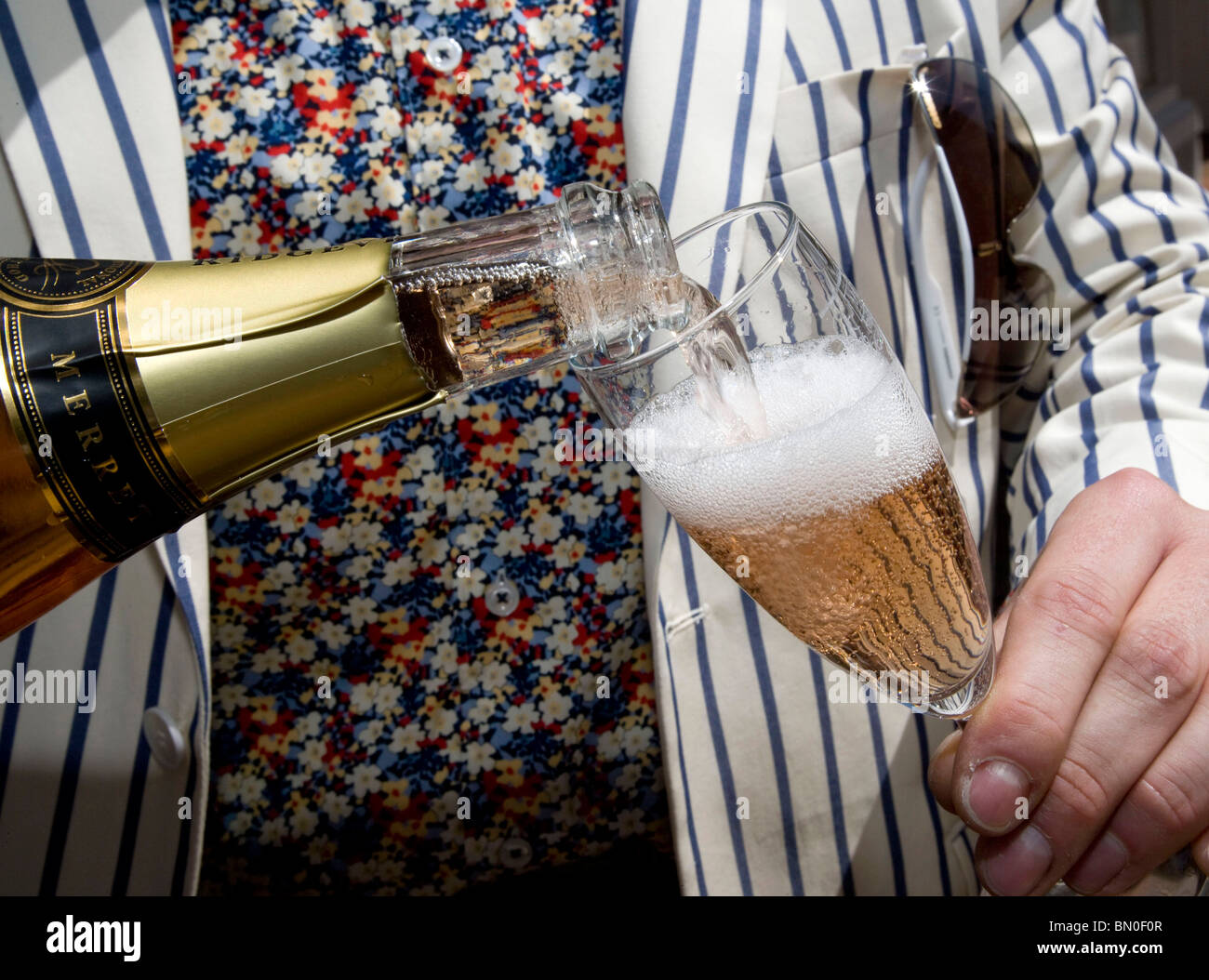 Pouring pink champagne Stock Photo - Alamy