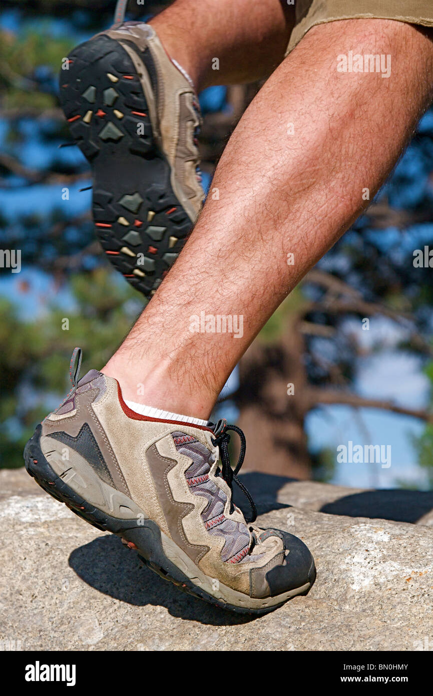 Trail runner climbing a steep rock in his path Stock Photo - Alamy