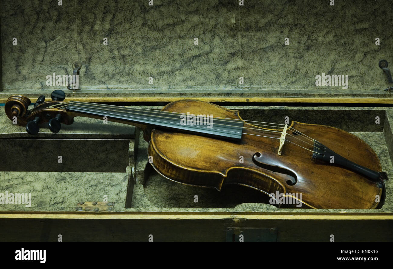 Violin on its box Stock Photo - Alamy