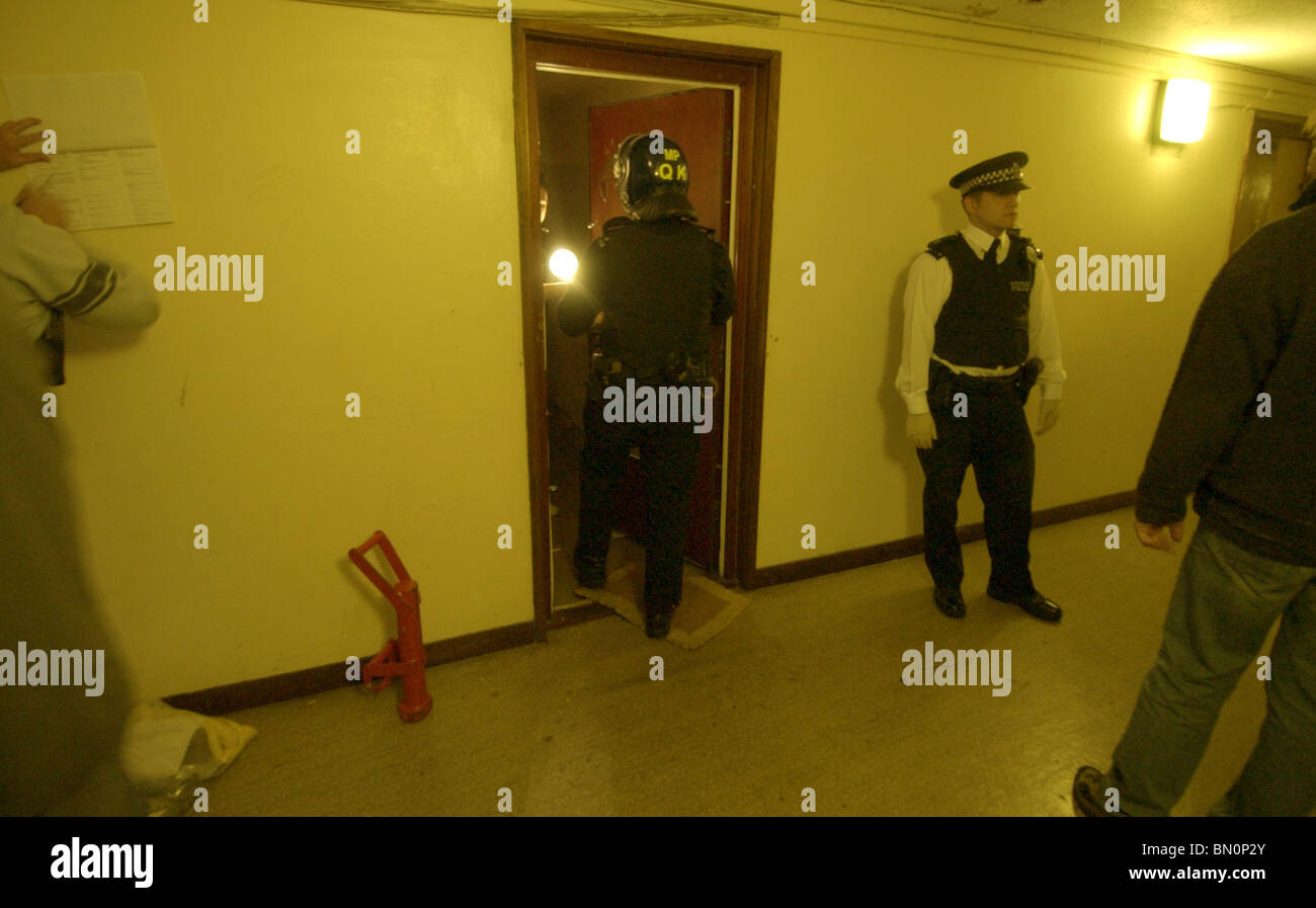 Raid police hi-res stock photography and images - Alamy