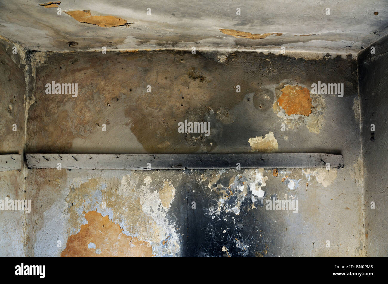 Crumbling ceiling hi-res stock photography and images - Alamy