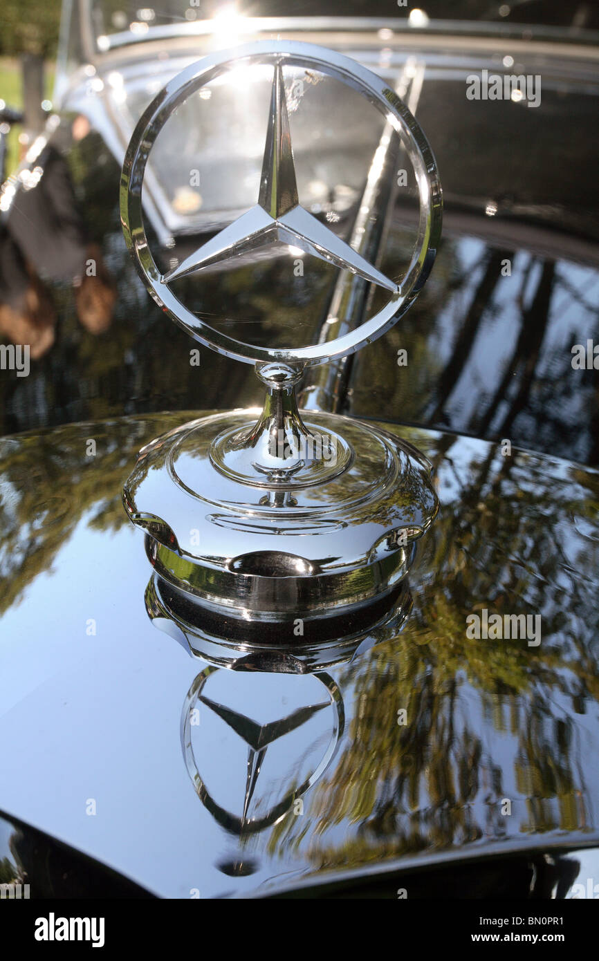 Mercedes benz sign hi-res stock photography and images - Alamy