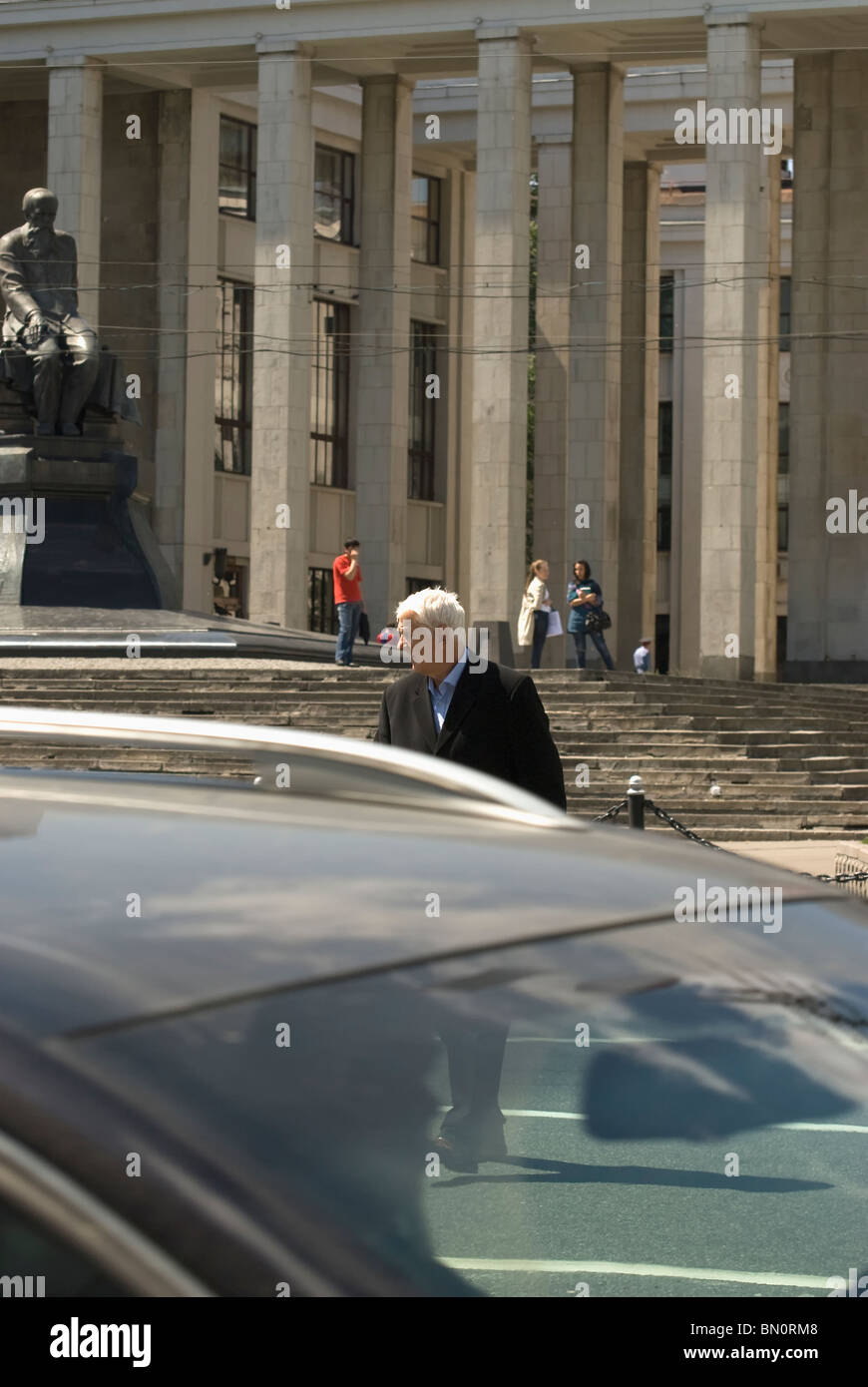Old man crossing a road hi-res stock photography and images - Alamy