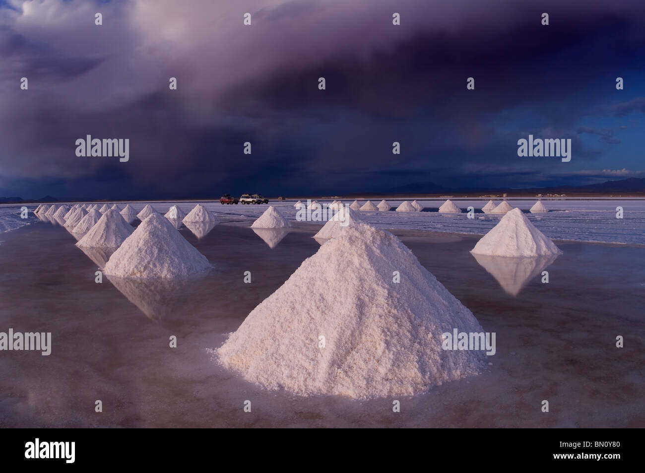 Salt cones, Salar de Uyuni at sunset, Potosi, Bolivia Stock Photo - Alamy