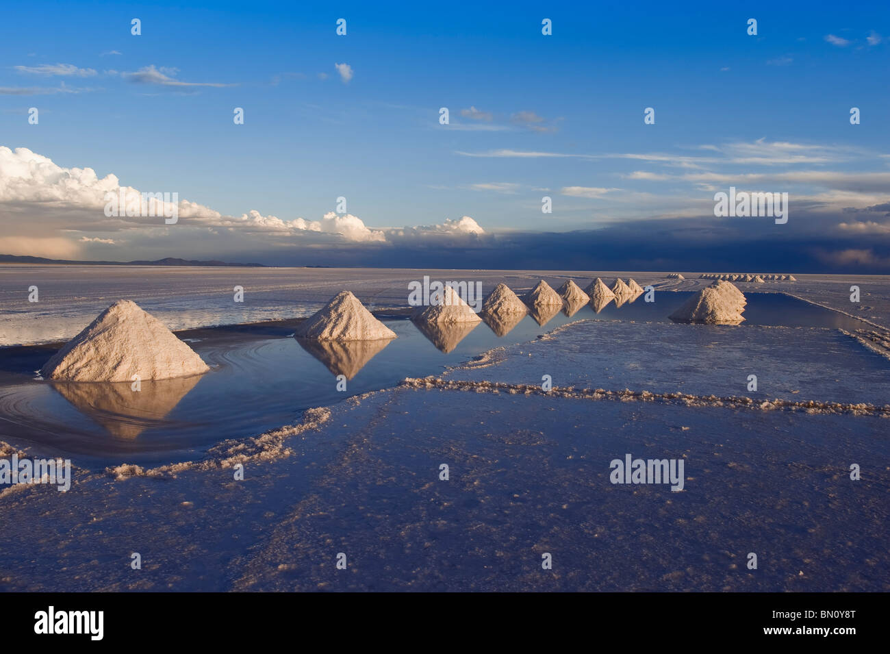 Salt cones, Salar de Uyuni at sunset, Potosi, Bolivia Stock Photo - Alamy