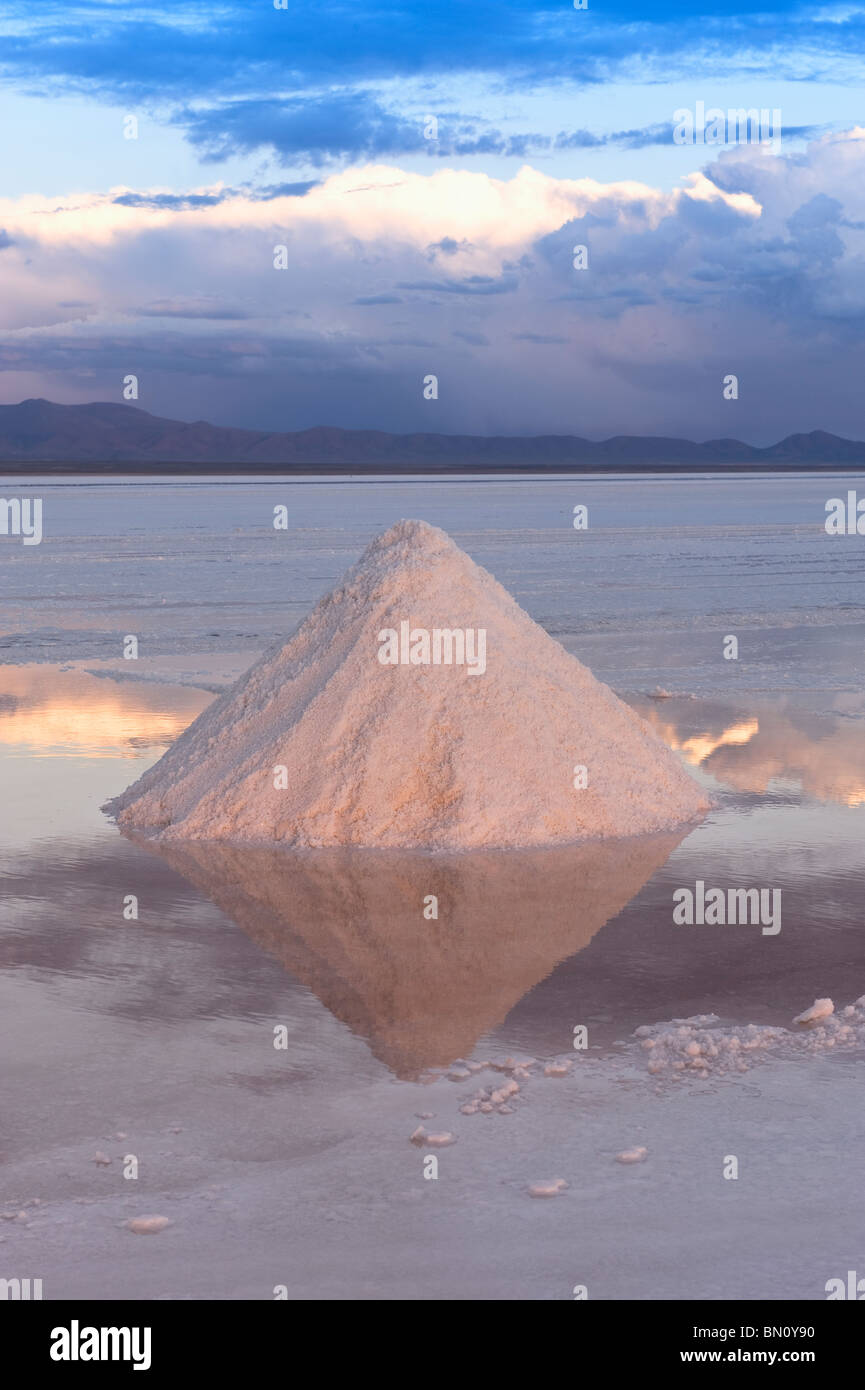 Salt cones, Salar de Uyuni at sunset, Potosi, Bolivia Salzpyramiden ...