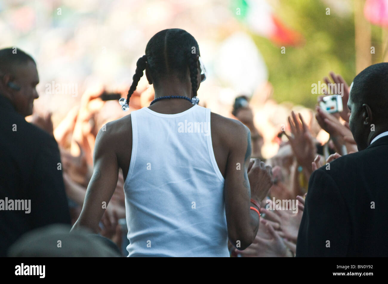 Snoop Dogg jumps into the pit to greet the crowd at Glastonbury Music ...