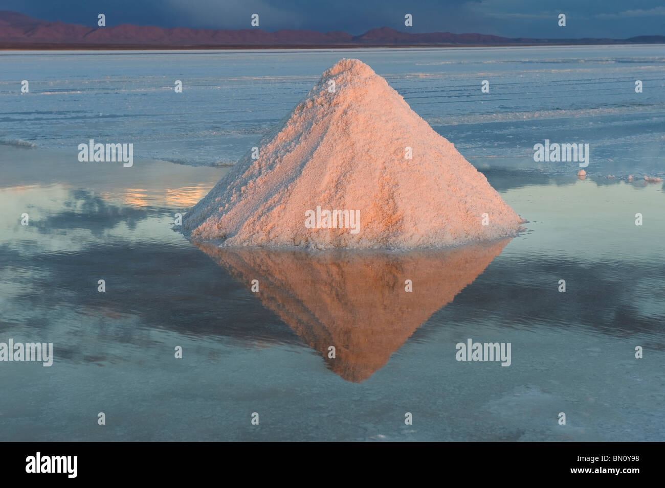 Salt cones, Salar de Uyuni at sunset, Potosi, Bolivia Stock Photo - Alamy