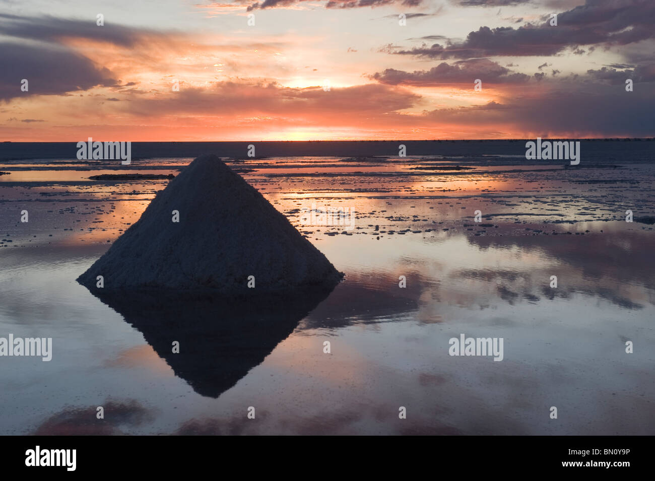 Salt cones, Salar de Uyuni at sunset, Potosi, Bolivia Stock Photo - Alamy