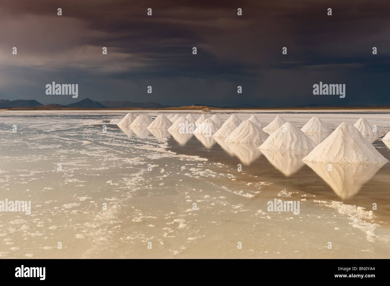 Salt cones, Salar de Uyuni at sunset, Potosi, Bolivia Stock Photo - Alamy