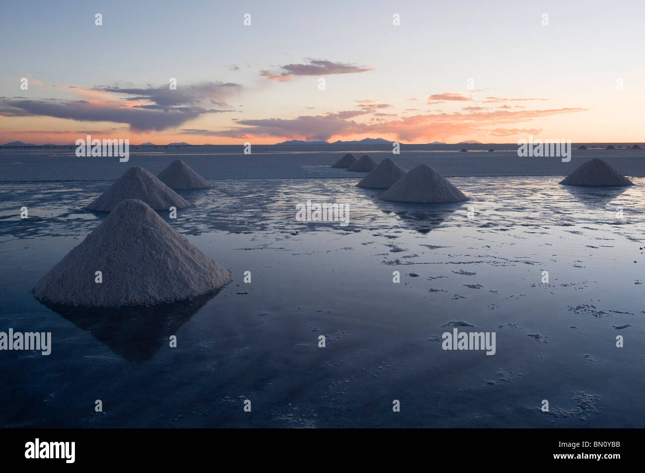 Salt cones, Salar de Uyuni at sunset, Potosi, Bolivia Stock Photo - Alamy